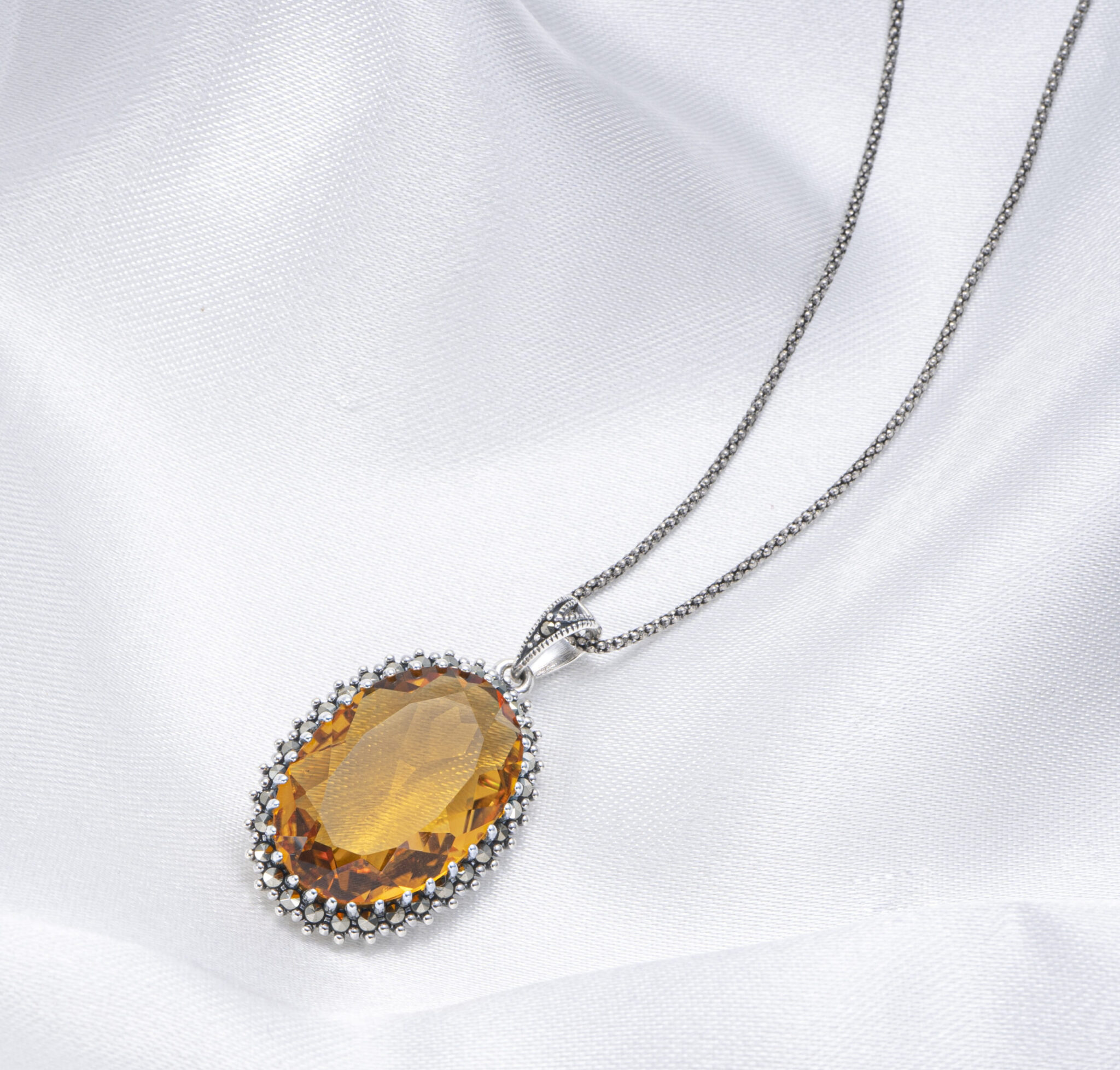 16 vs 18 Inch Necklace: Visual Comparison